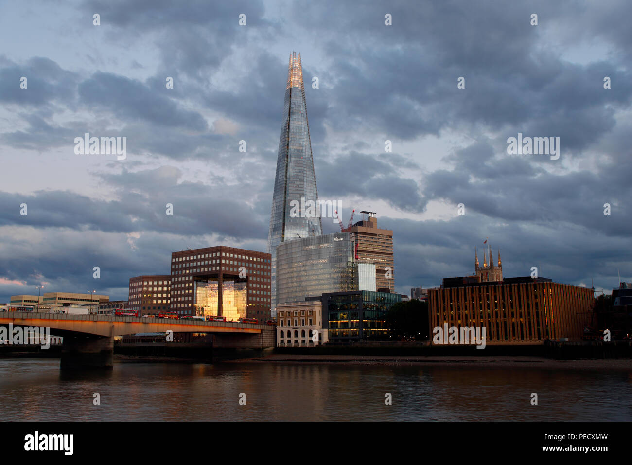 No 1 london bridge offices building hi-res stock photography and images ...