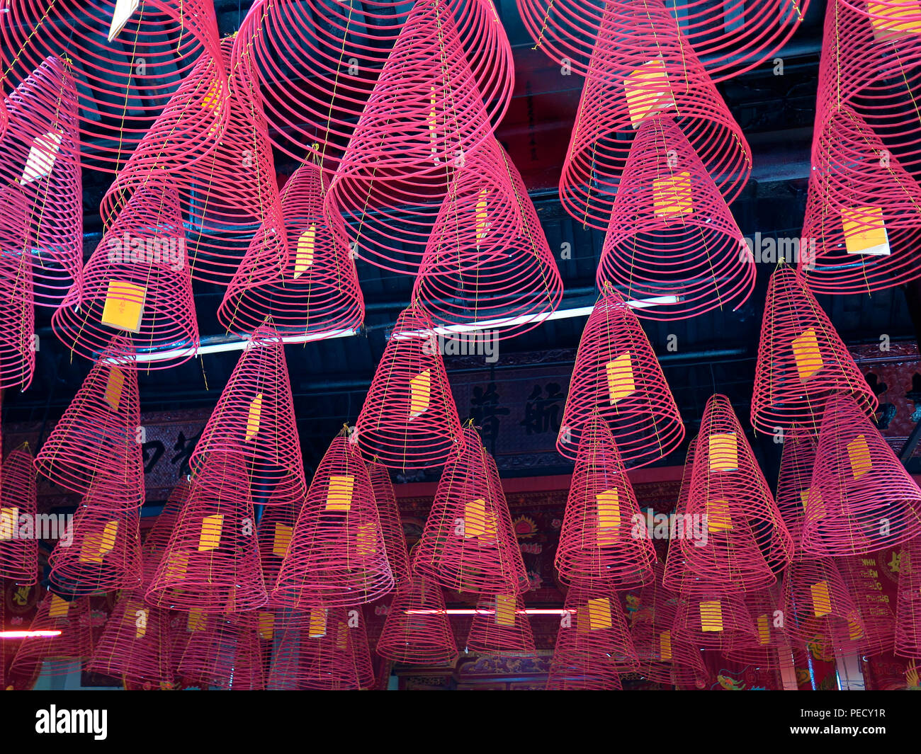 Raeucherringe, Tempel, Vietnam Stock Photo - Alamy