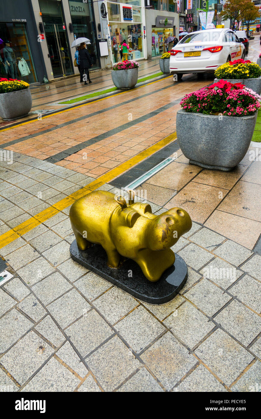Pork statue hi-res stock photography and images - Alamy