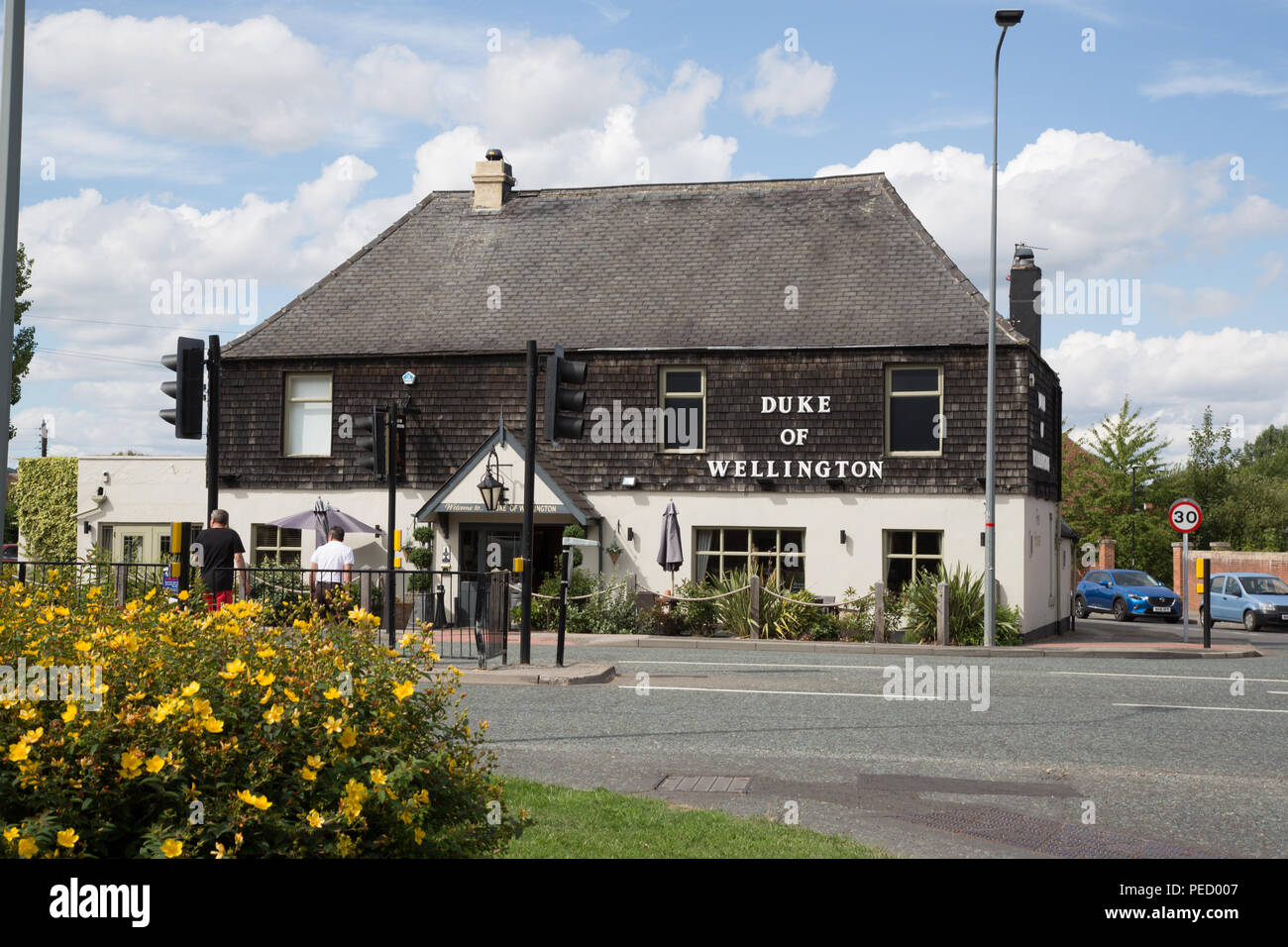 English pub and restaurant hi-res stock photography and images - Alamy