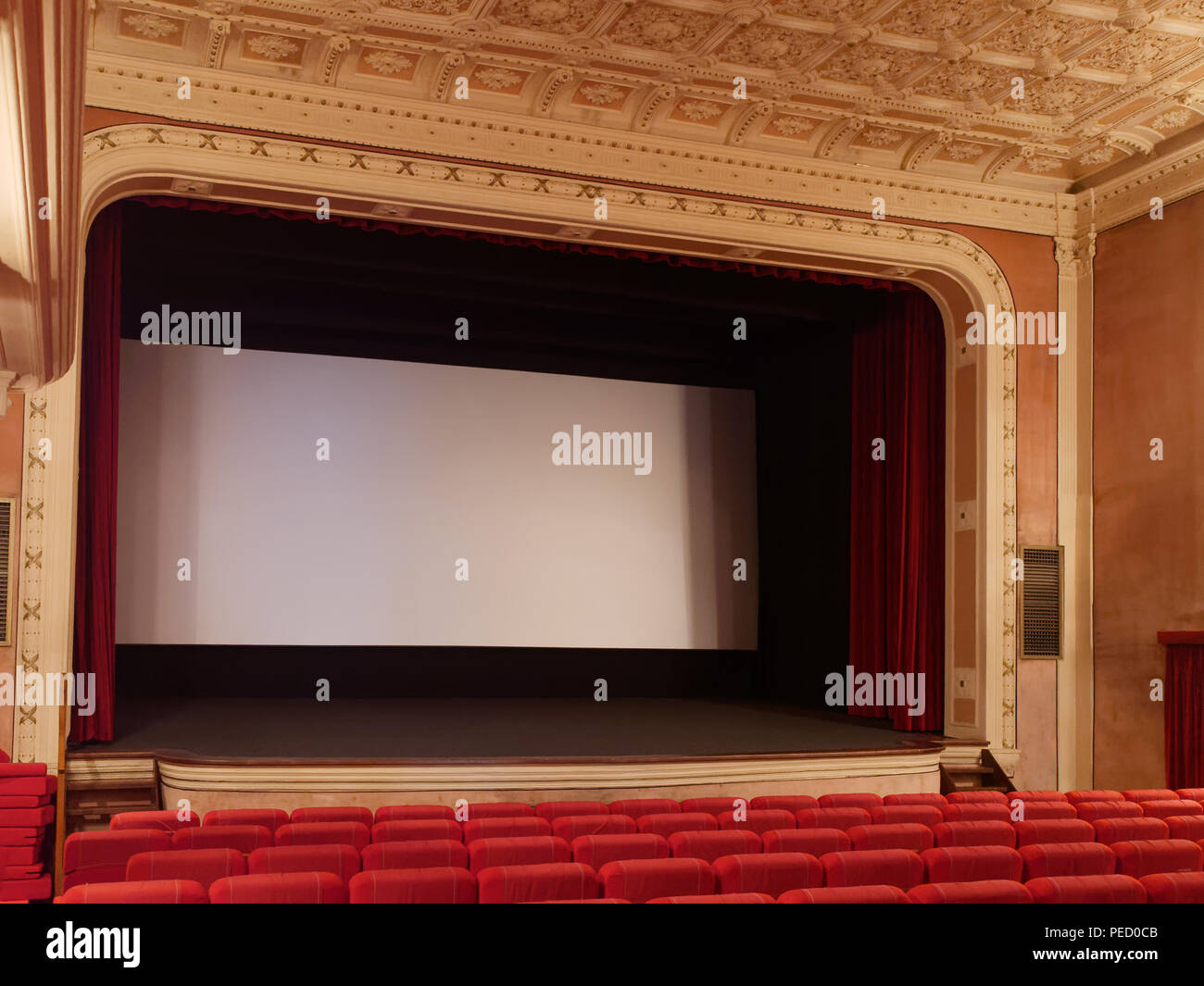 Vintage cinema auditorium screen hi-res stock photography and images ...