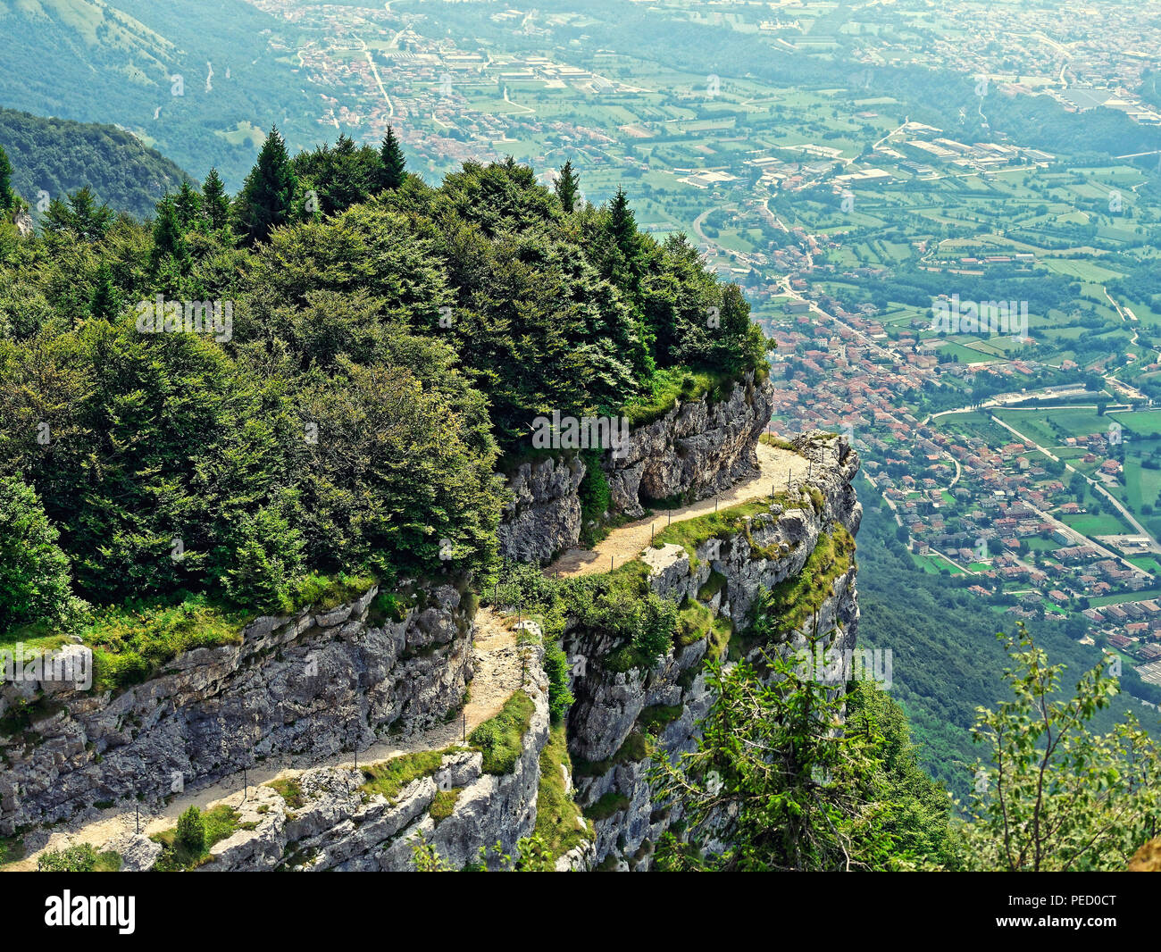 Mountain valley view hi-res stock photography and images - Alamy
