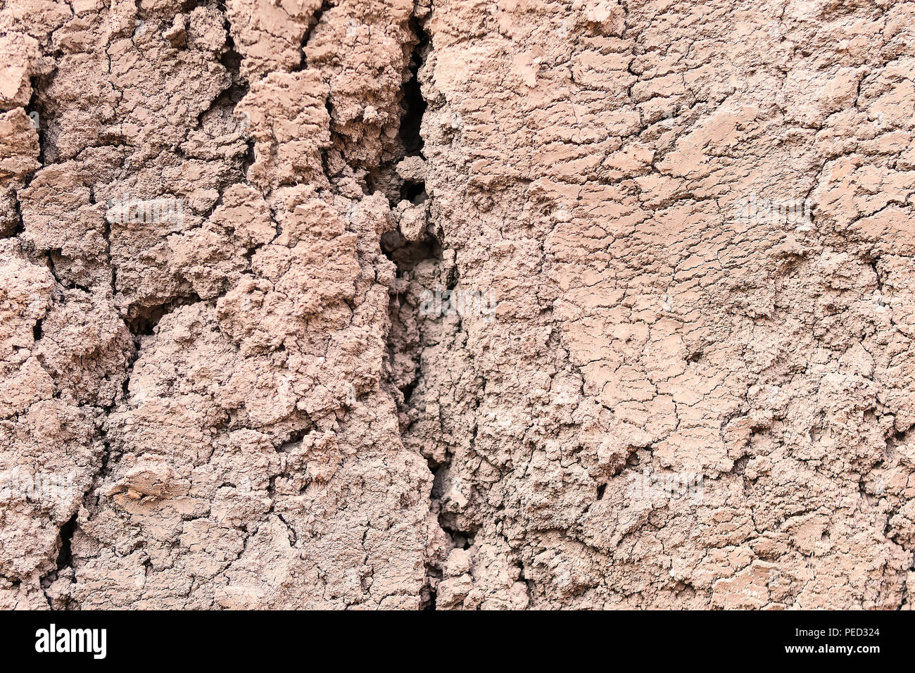 Abstract texture of brown dry ground with cracks and fractures Stock ...