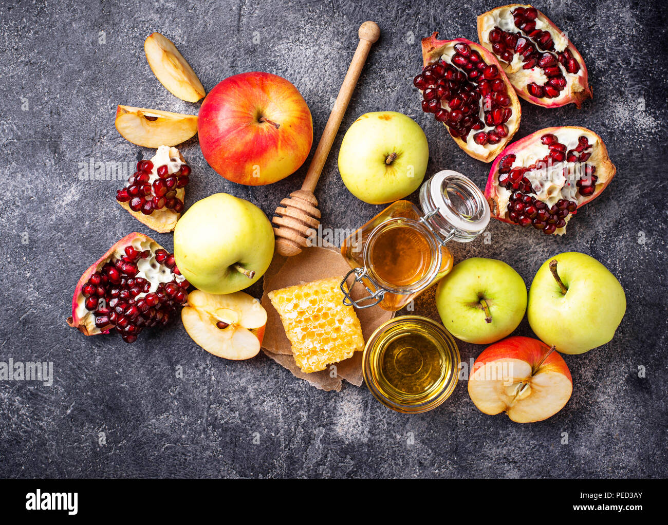 Honey, apple and pomegranate for Rosh Hashana Stock Photo - Alamy