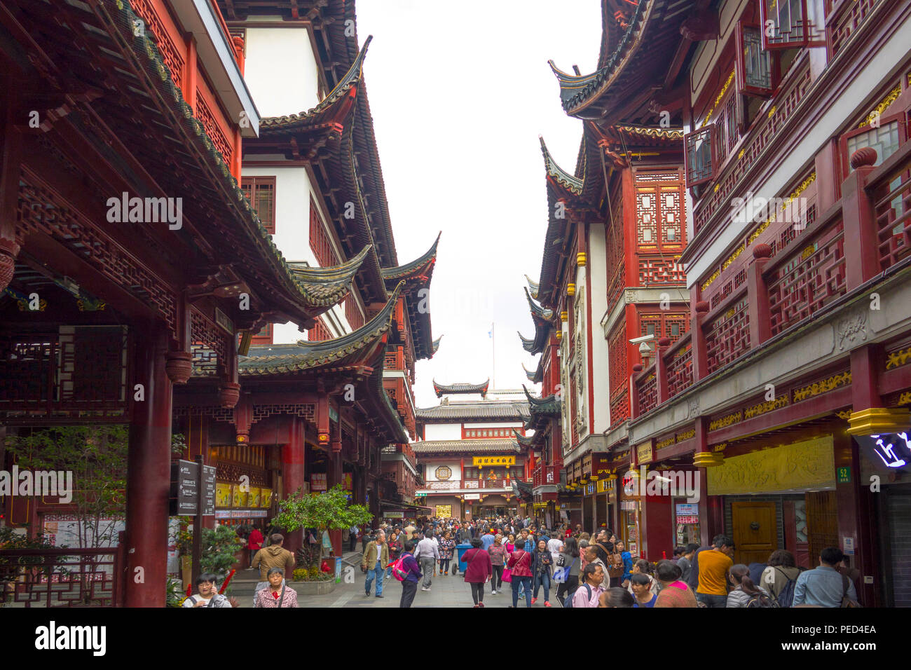 Shopping in shanghai hi-res stock photography and images - Alamy