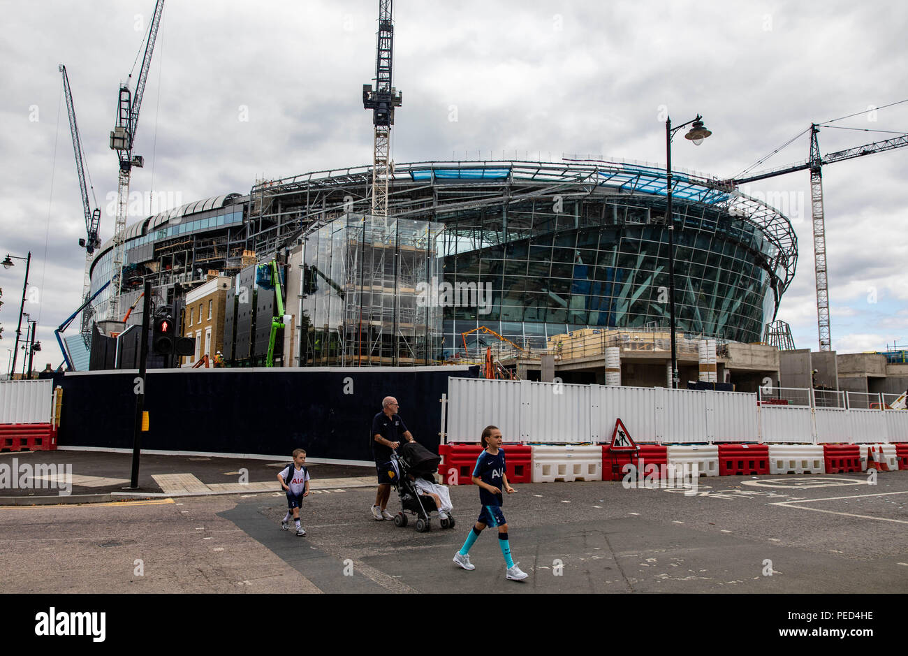 Tottenham hotspur new stadium construction hi-res stock photography and ...