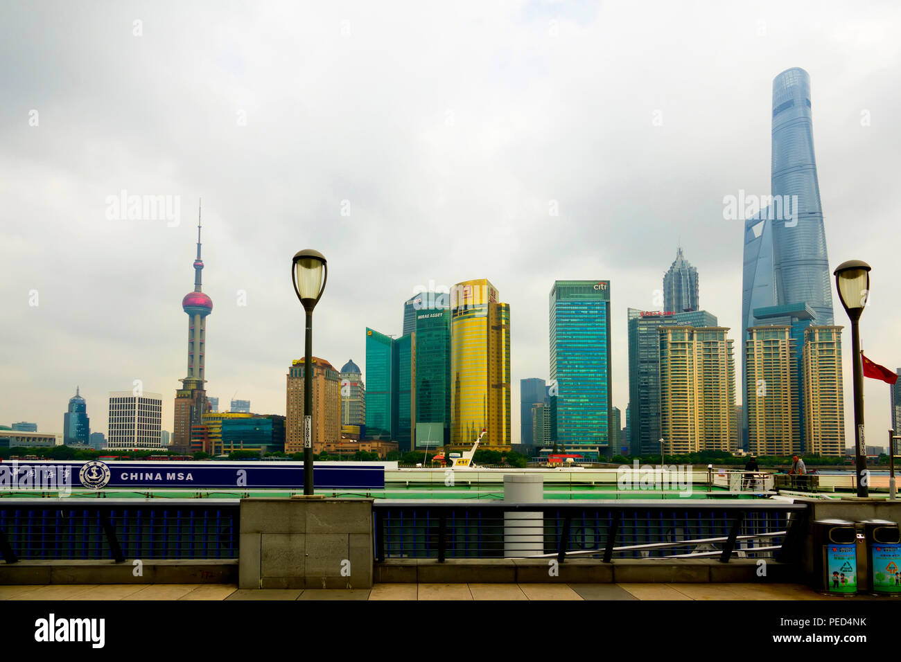 Shanghai skyline with the yangtze river hi-res stock photography and ...