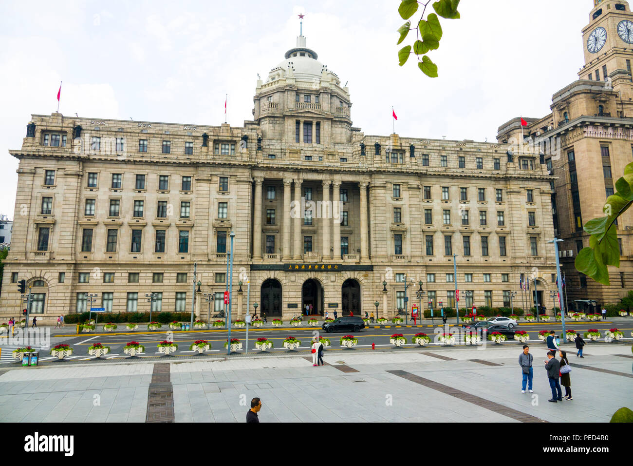 Hong Kong and Shanghai Bank building and the Shanghai Custom House ...
