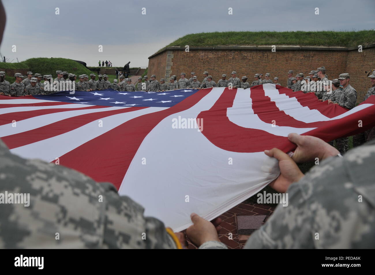 U s soldiers fold national flag hi-res stock photography and images - Alamy
