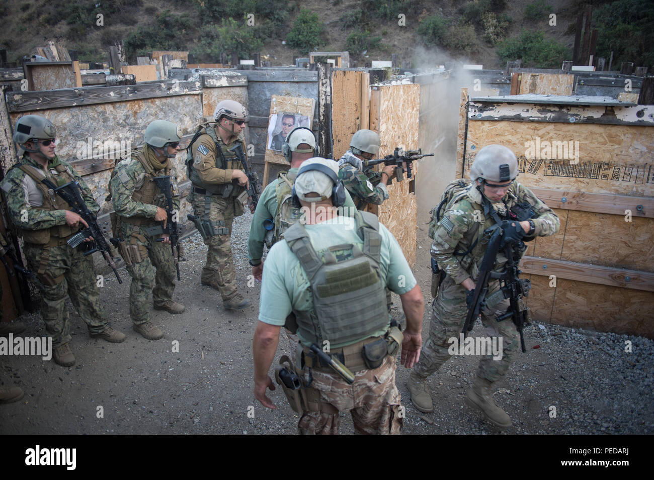 Combat cameramen perform breaching techniques during Fleet Combat ...