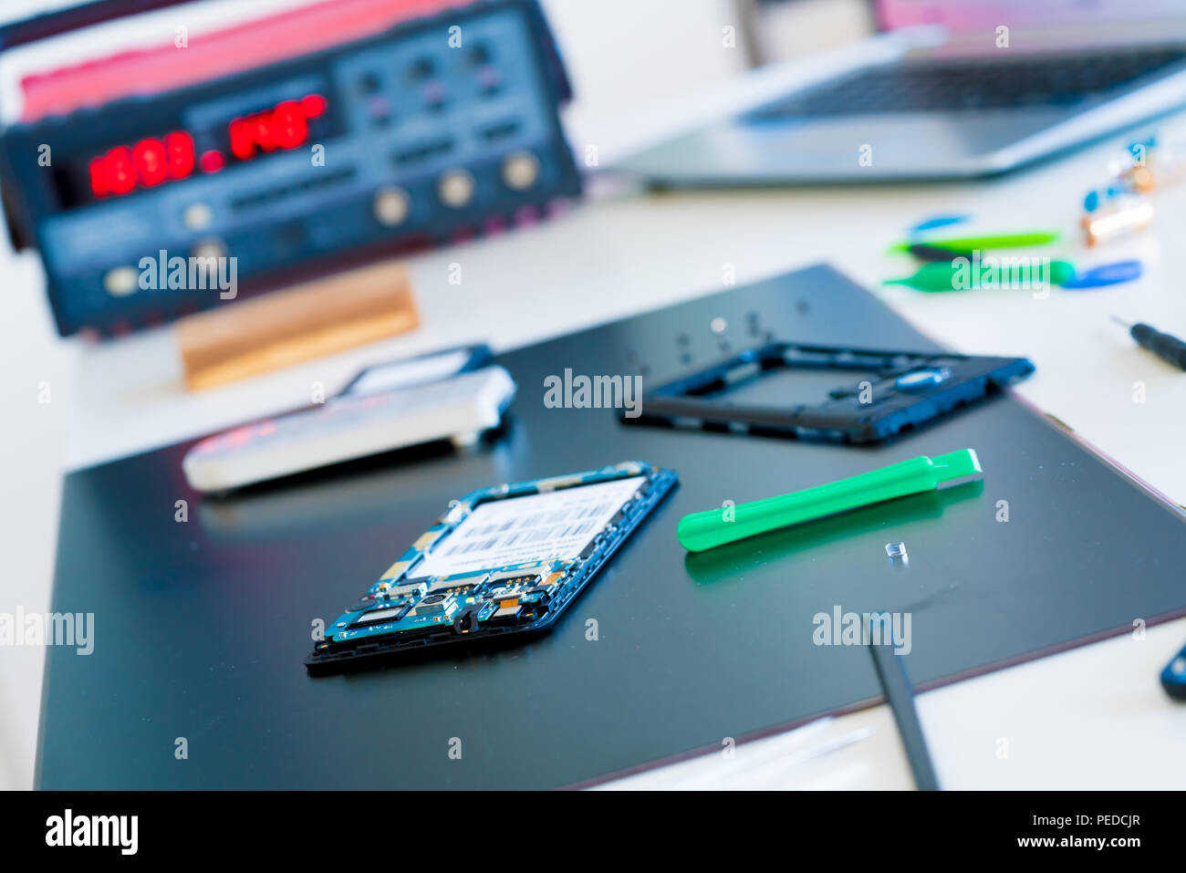 technician repairing broken mobile phone Stock Photo - Alamy