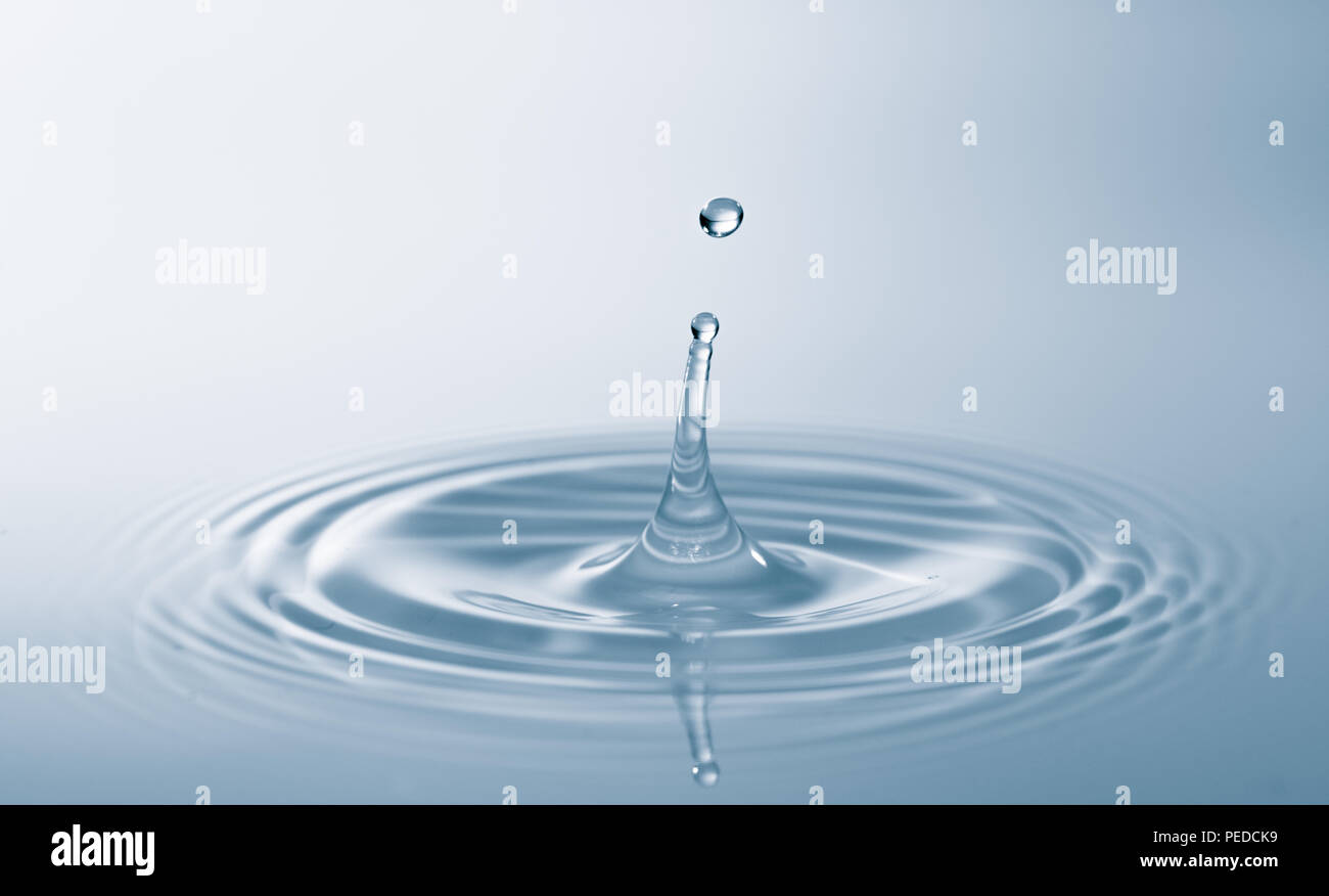 Splash of the falling drops of water Stock Photo - Alamy