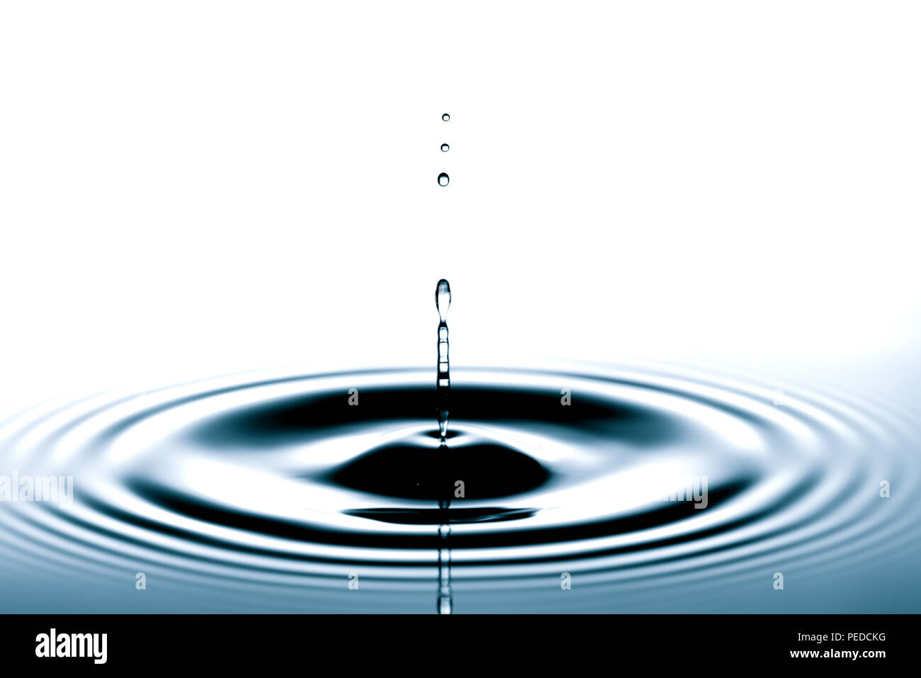 Splash of the falling drops of water Stock Photo - Alamy