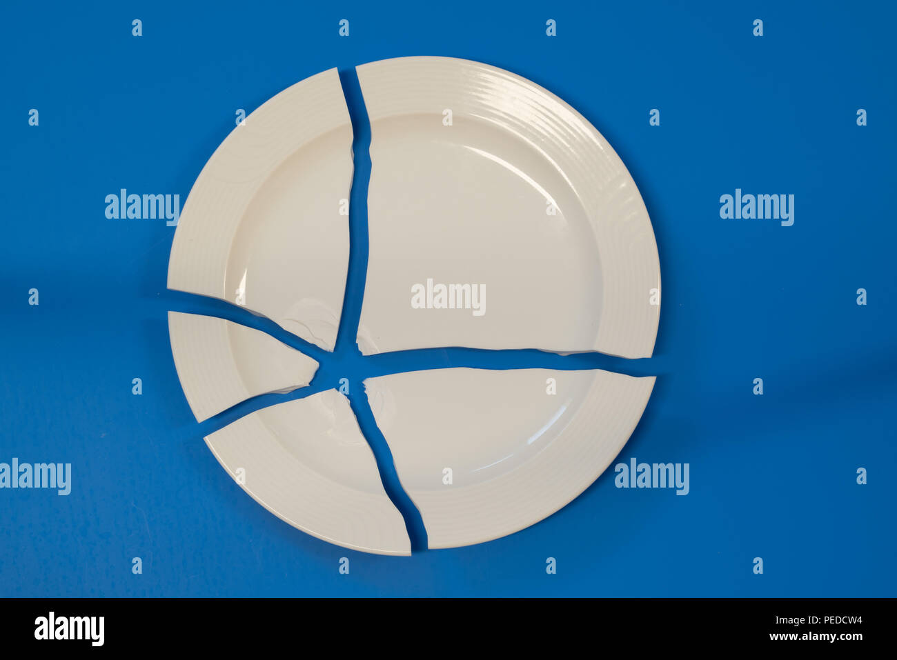 Broken clean white plate hi-res stock photography and images - Alamy