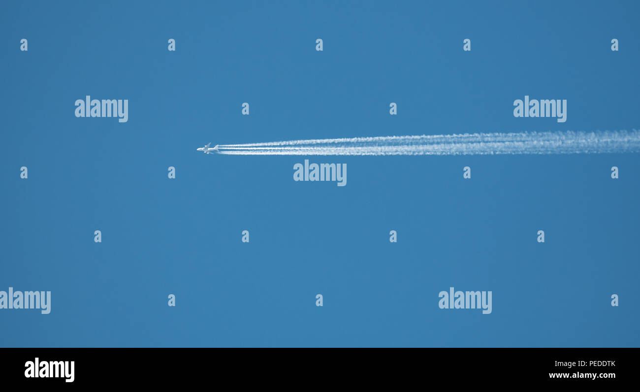 White contrail hi-res stock photography and images - Alamy