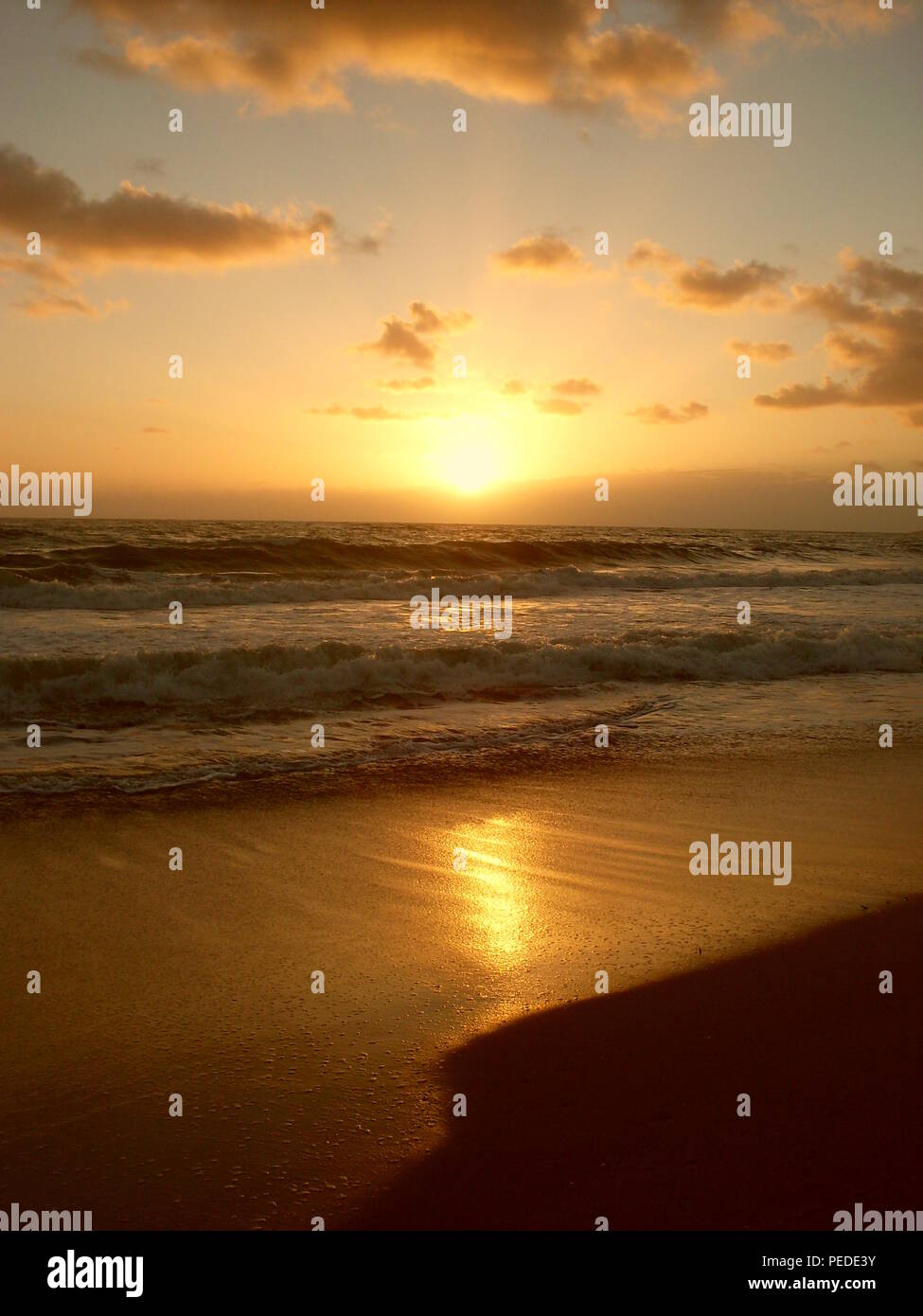 Romantischer spaziergang am strand hi-res stock photography and images ...