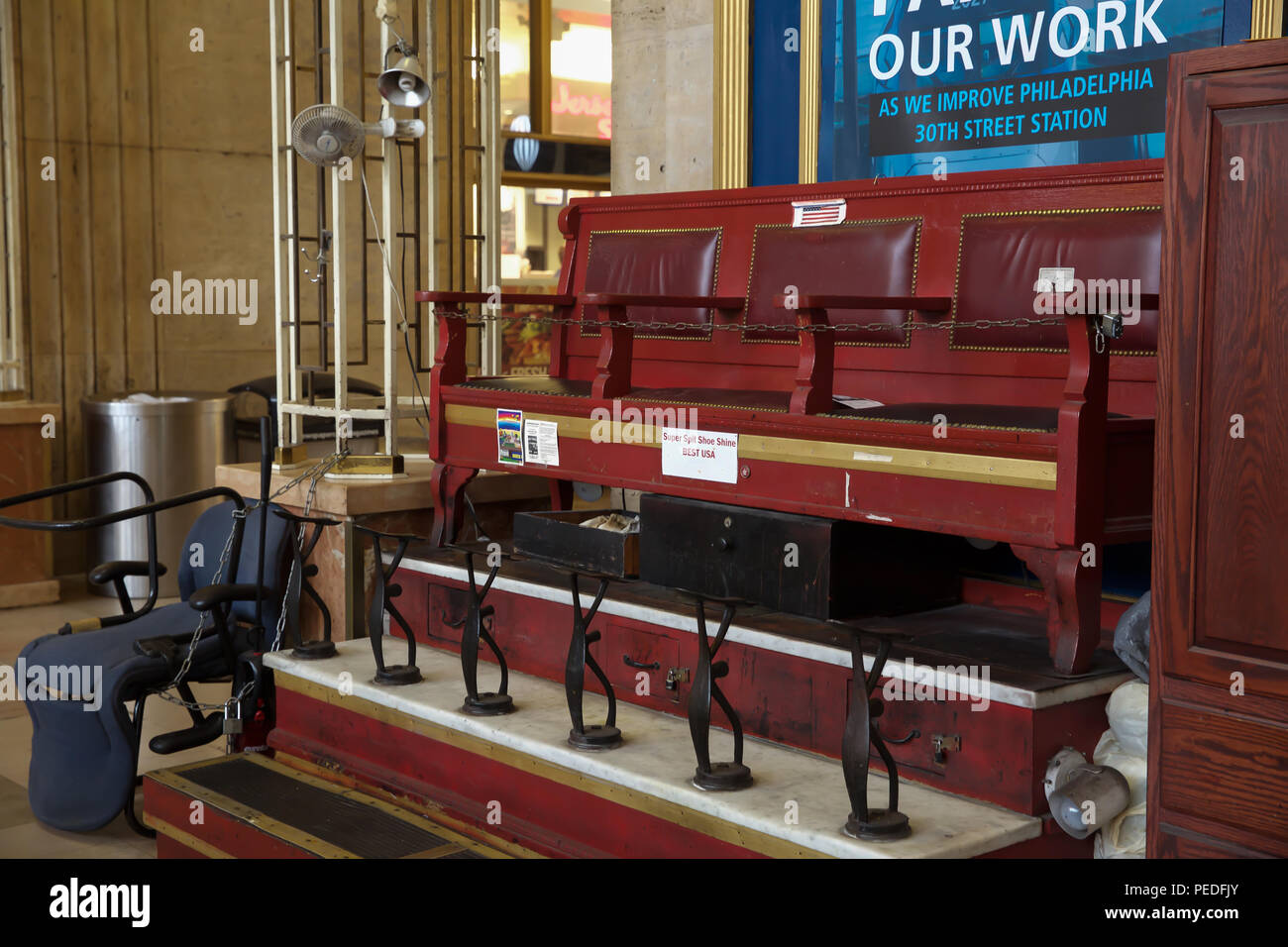 Shoe shine chair hi-res stock photography and images - Alamy