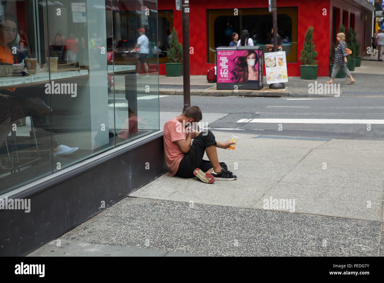 Usa homeless man sitting streets hi-res stock photography and images ...