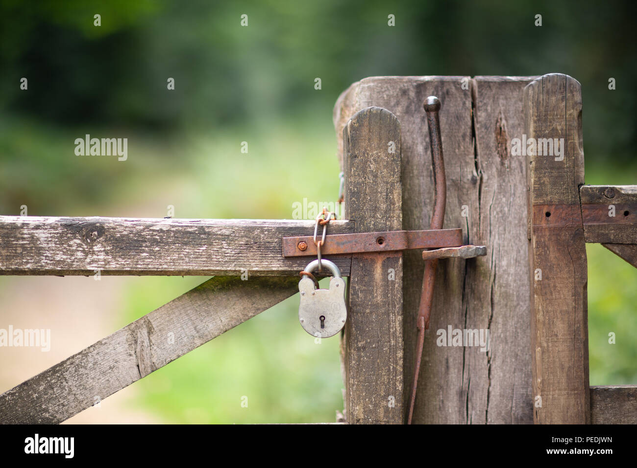 Padlock on a gate hi-res stock photography and images - Alamy