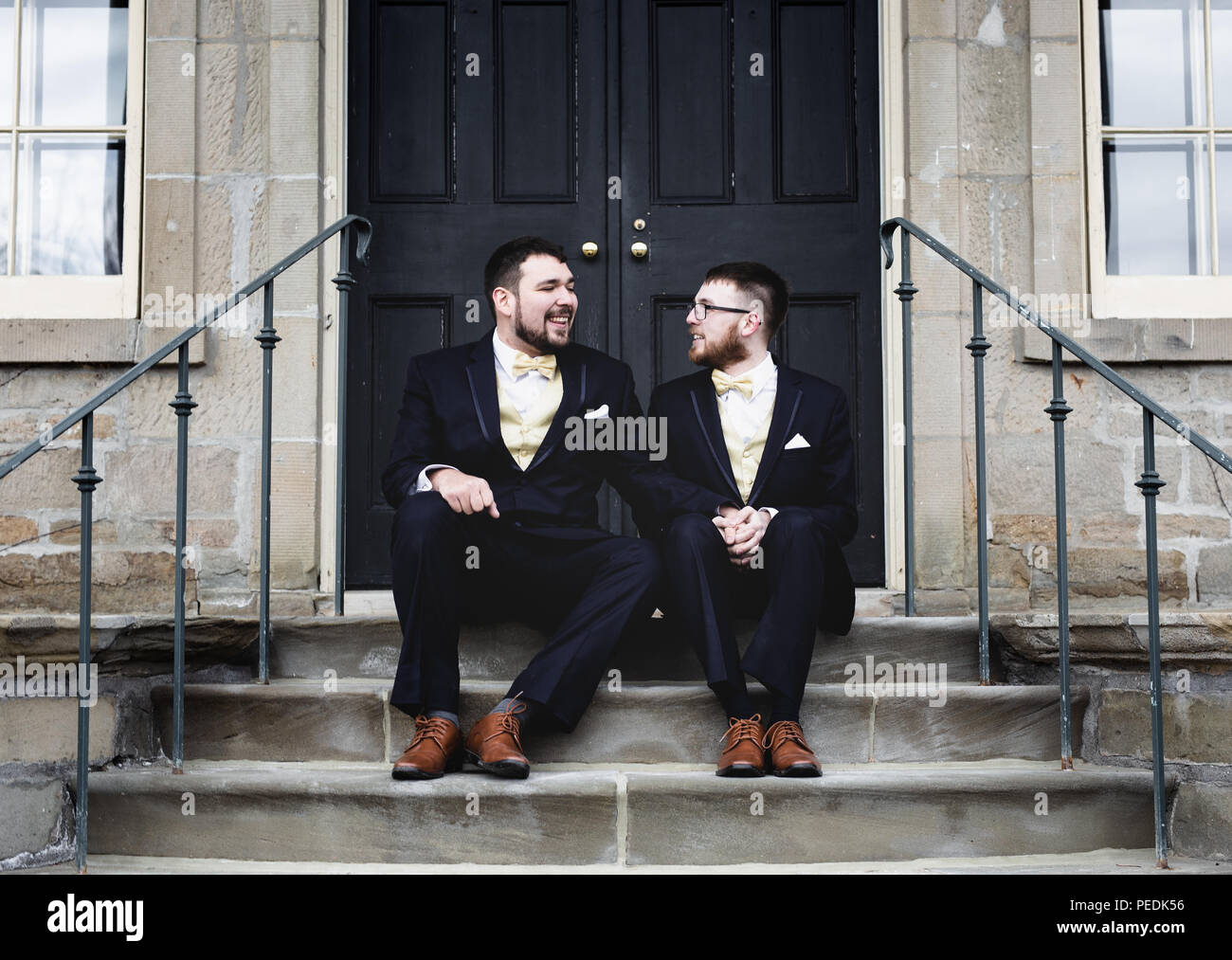 Gay men holding hands hi-res stock photography and images - Alamy