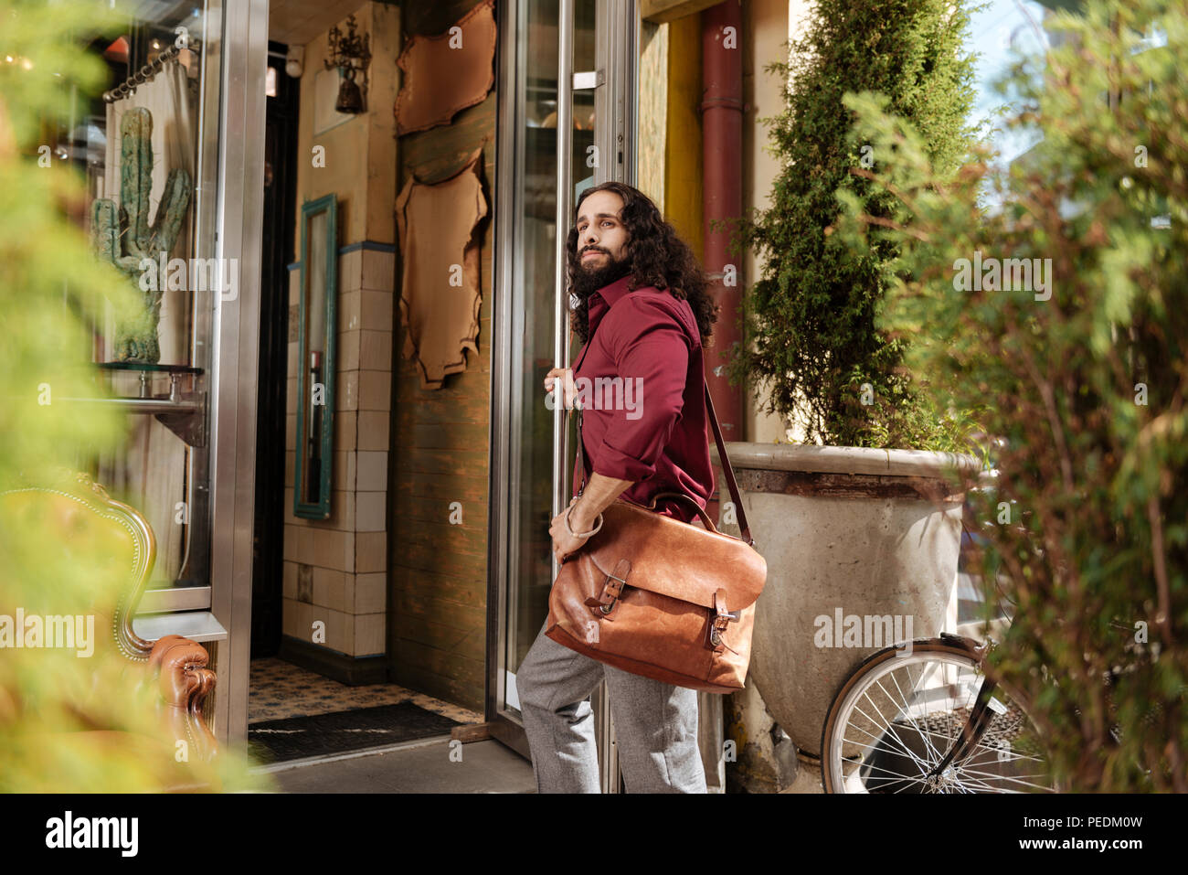 Entering cafe hi-res stock photography and images - Alamy