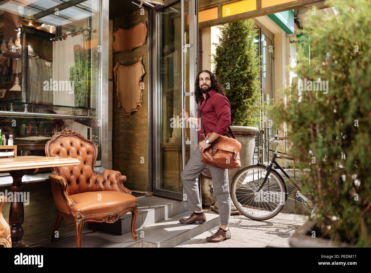 Entering cafe hi-res stock photography and images - Alamy