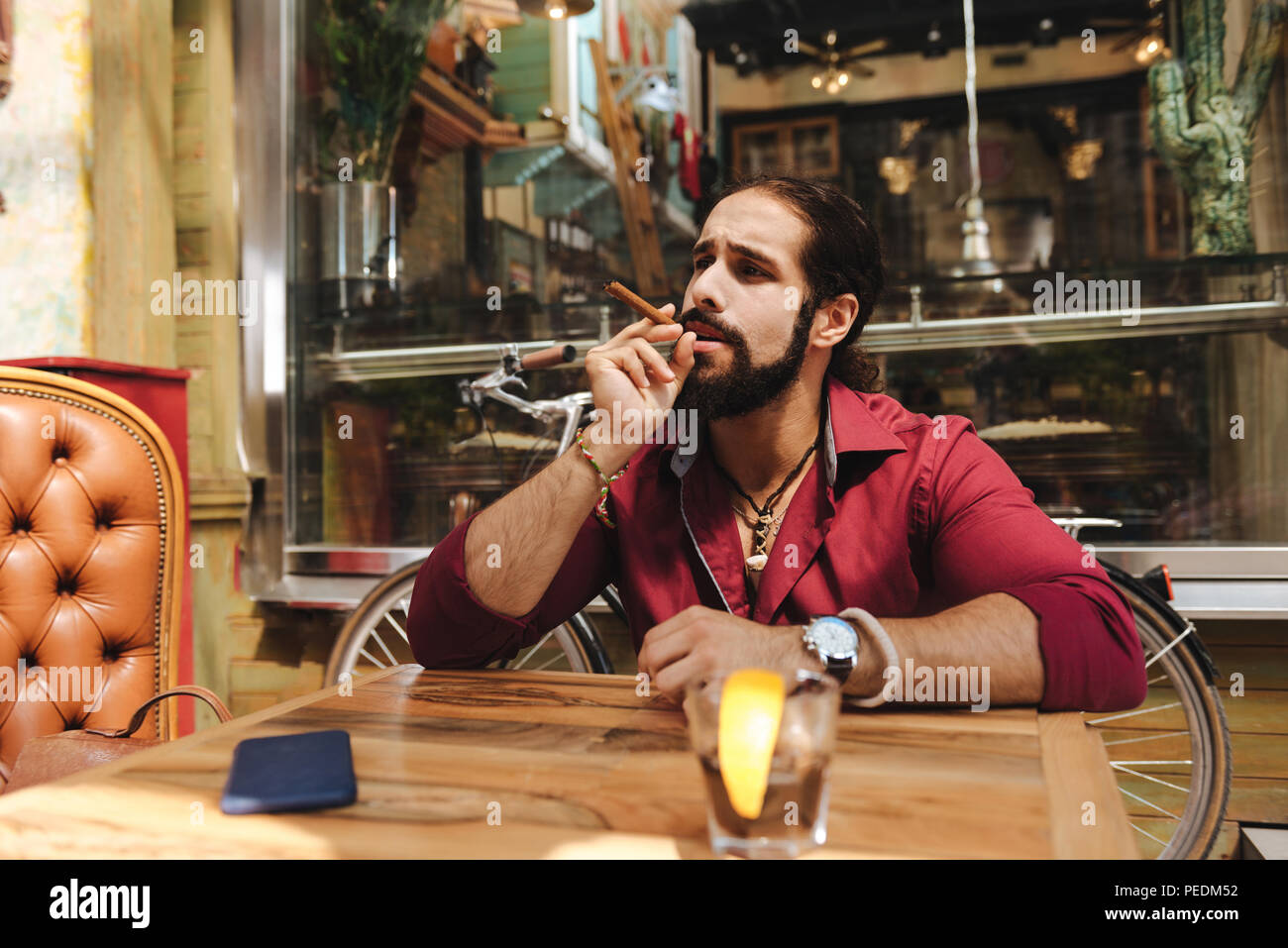 Man with cigar and cocktail hi-res stock photography and images - Alamy