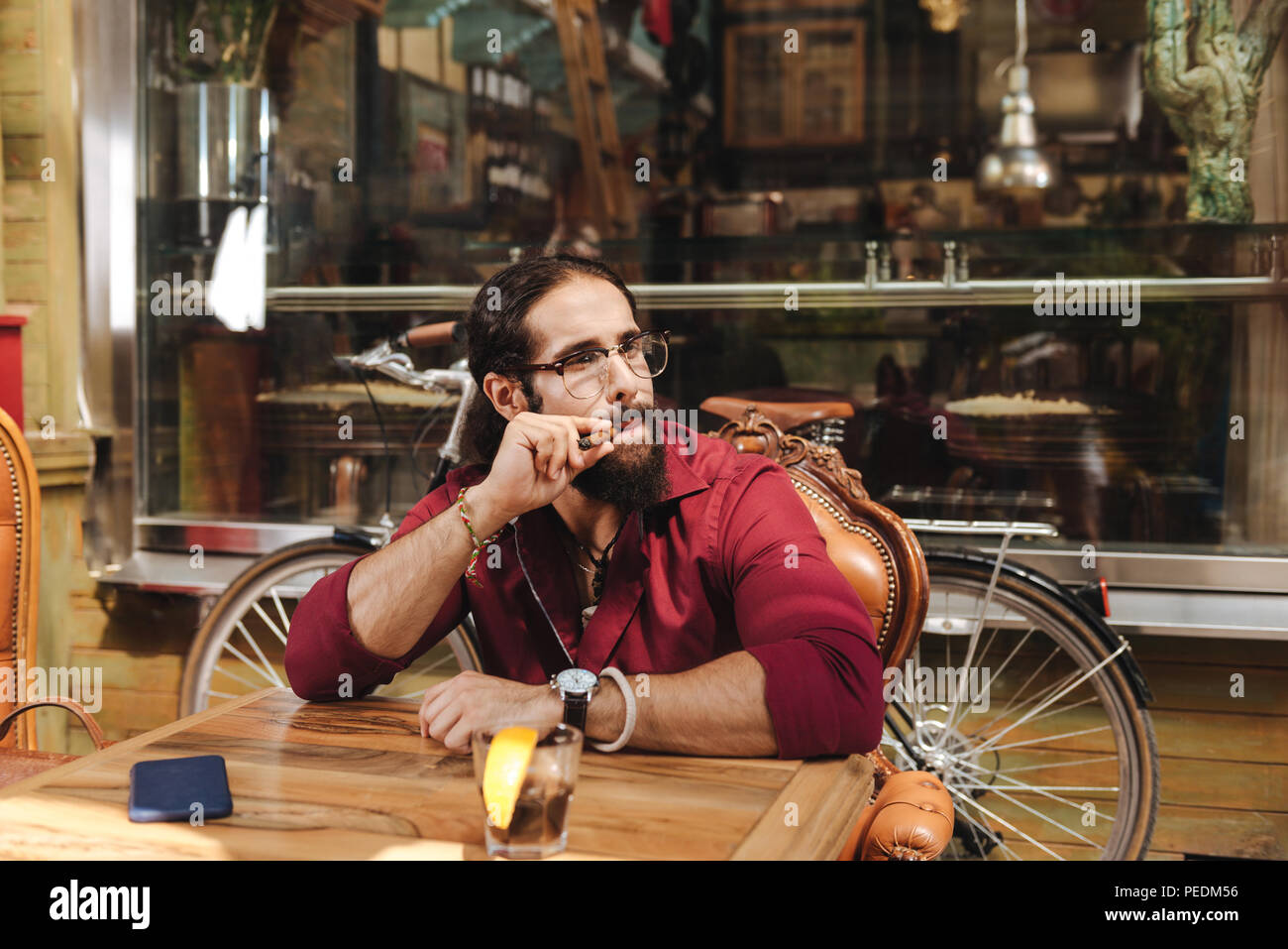 Man with cigar and cocktail hi-res stock photography and images - Alamy