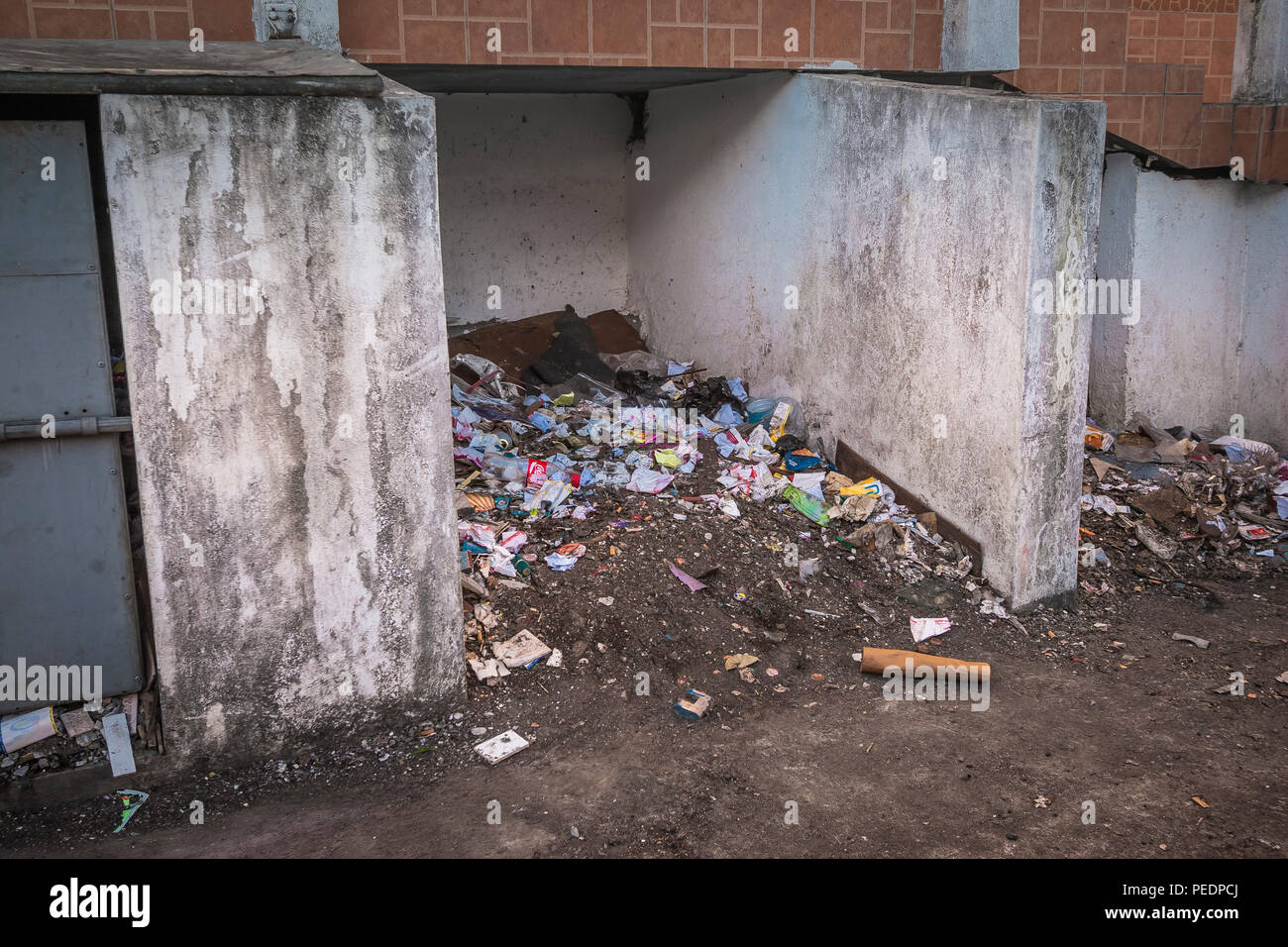 Pile of detritus and garbage Stock Photo - Alamy