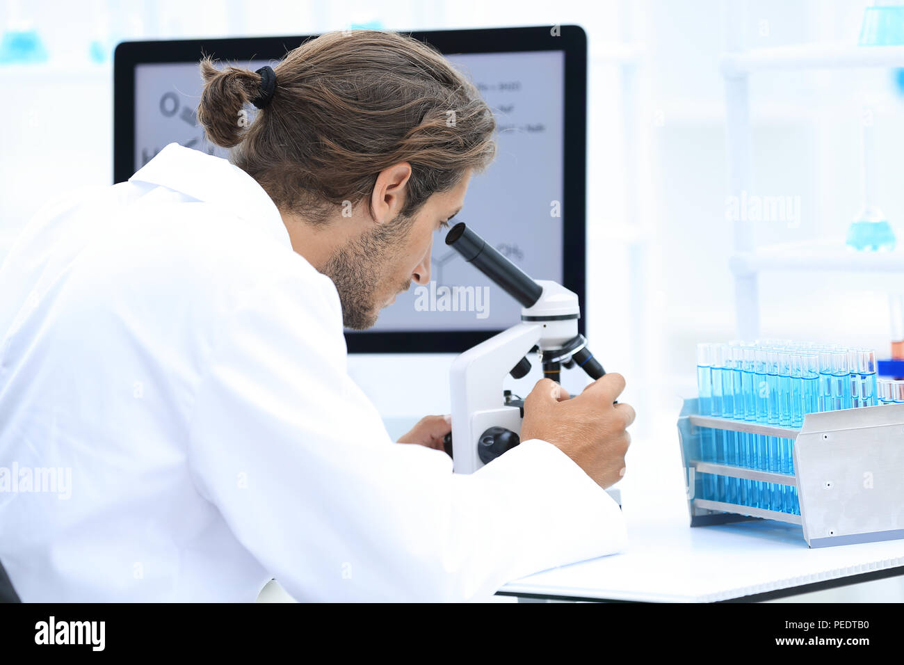 senior lab technician using microscope in laboratory Stock Photo - Alamy