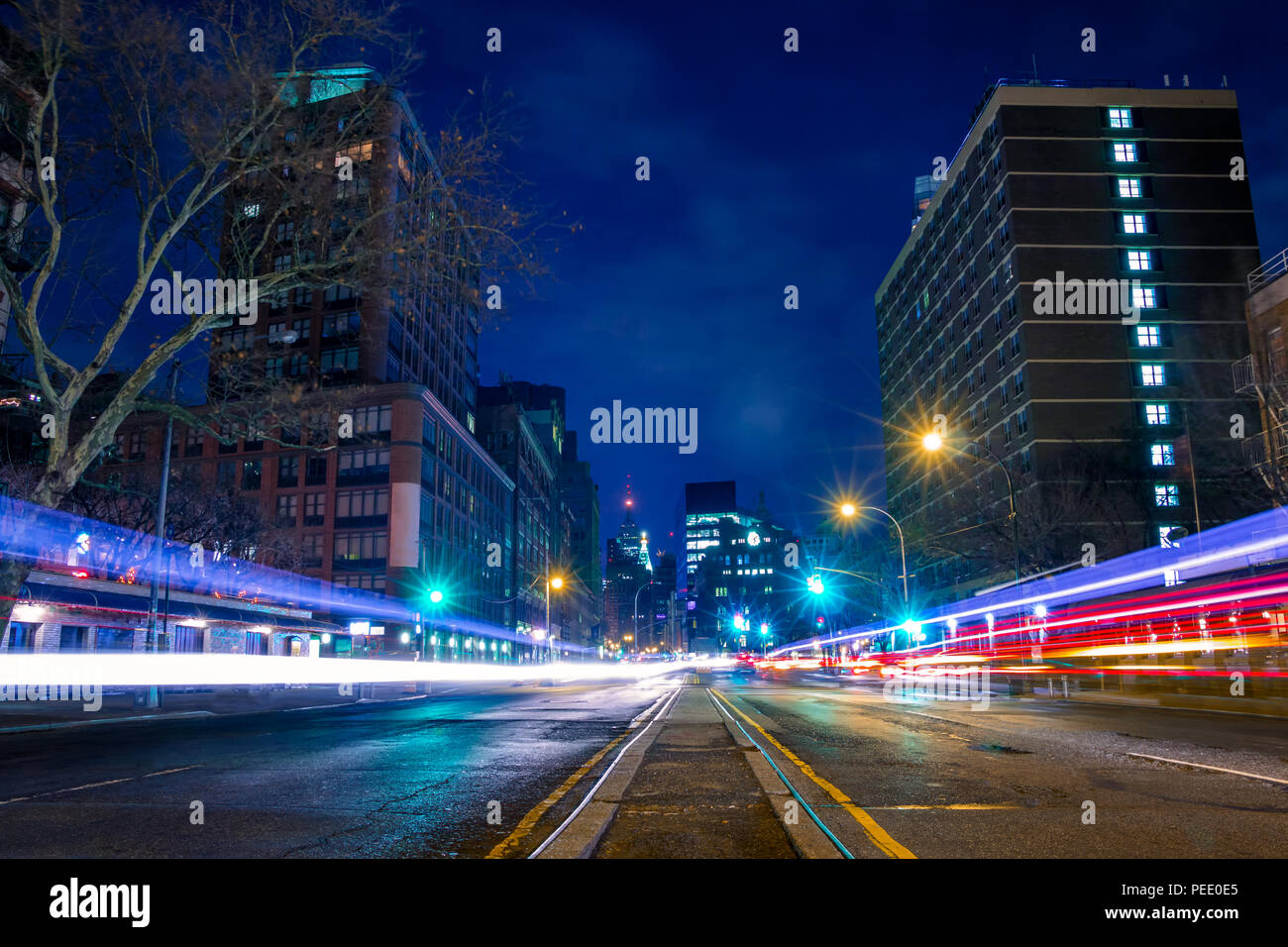 City night street hi-res stock photography and images - Alamy