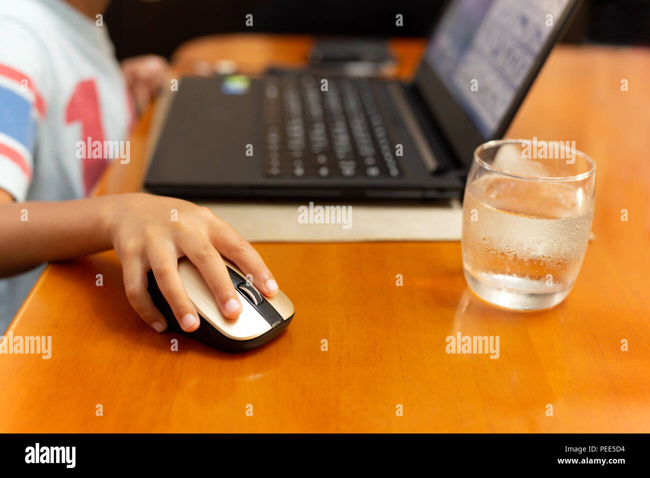 Kid using mouse hi-res stock photography and images - Alamy