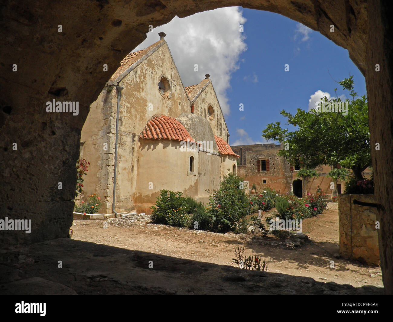 Cretan street scene through archway. Crete, Greece Stock Photo - Alamy