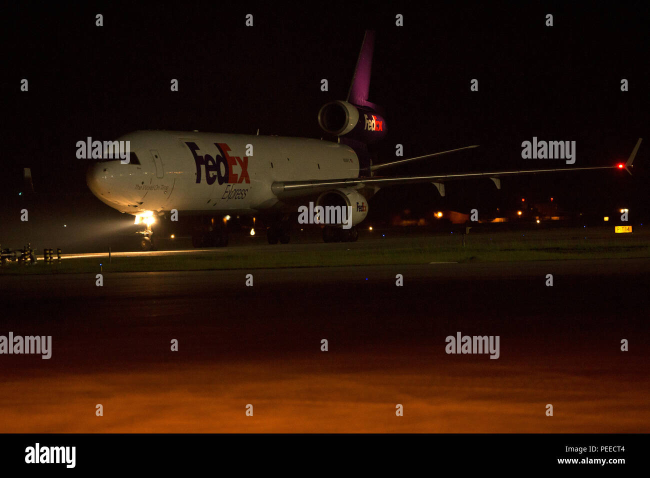 Fedex cargo plane loading hi-res stock photography and images - Alamy