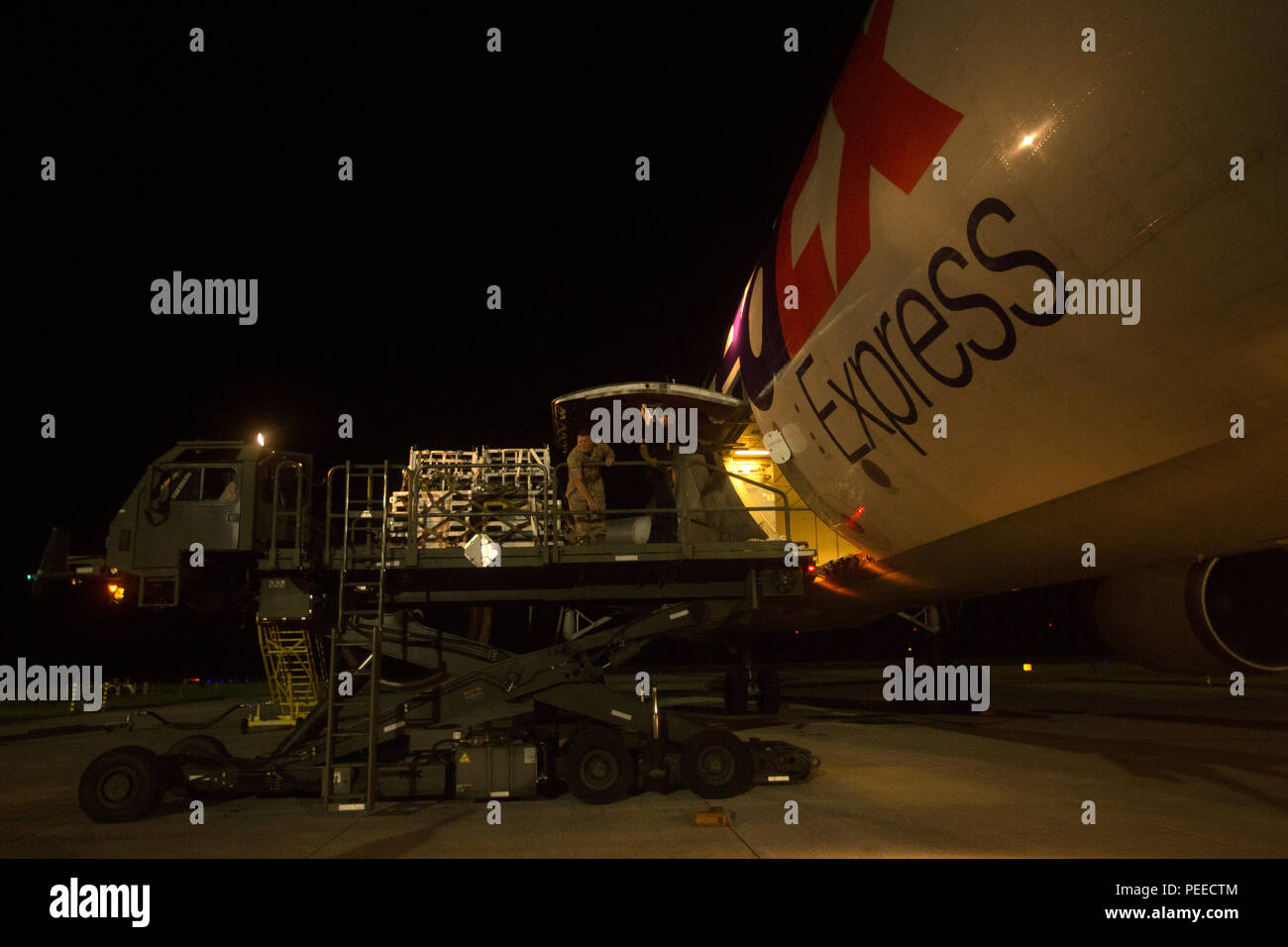 Fedex loading plane hi-res stock photography and images - Alamy