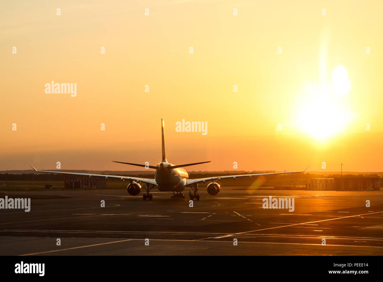 Aircraft silhouette side hi-res stock photography and images - Alamy