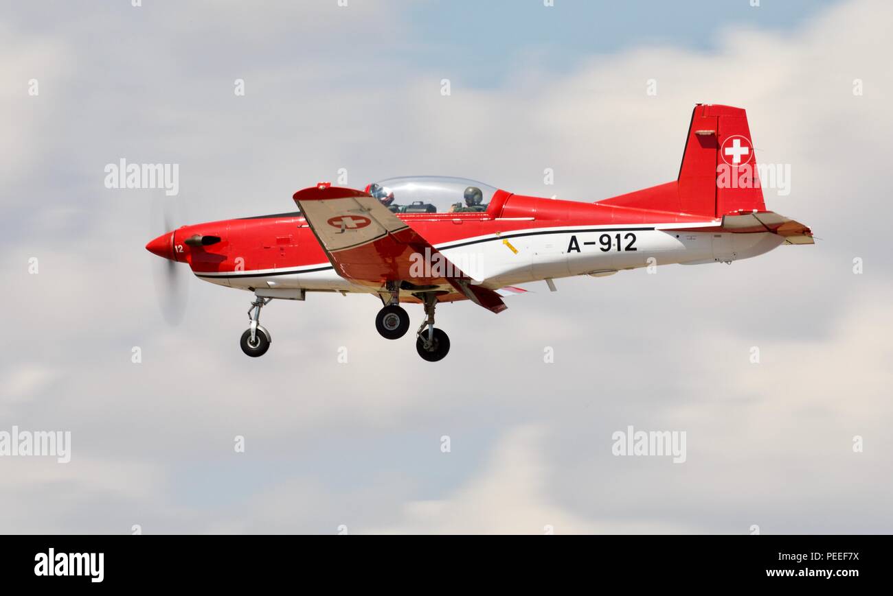 Schweizer luftwaffe pc 7 team hi-res stock photography and images - Alamy