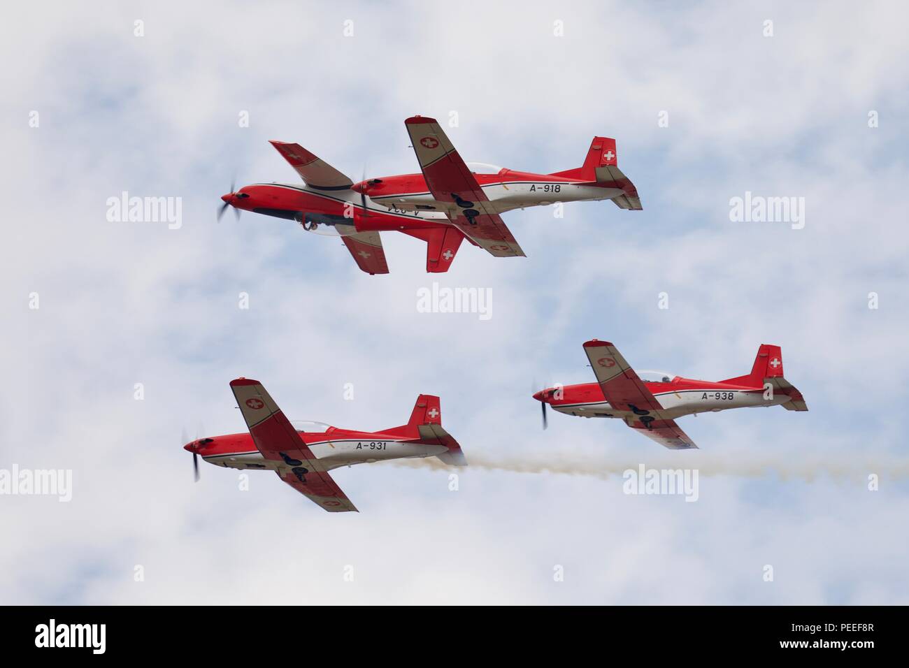 Schweizer luftwaffe pc 7 team hi-res stock photography and images - Alamy