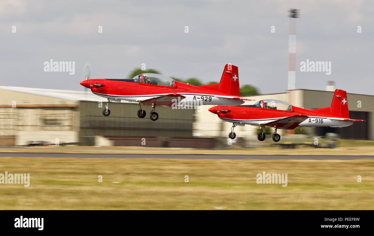 Schweizer luftwaffe pc 7 team hi-res stock photography and images - Alamy
