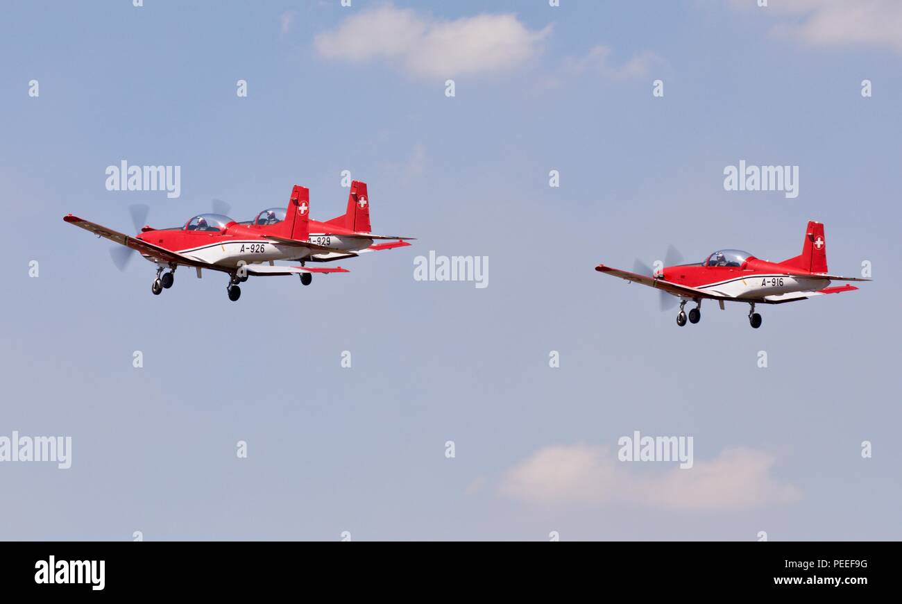Schweizer luftwaffe pc 7 team hi-res stock photography and images - Alamy