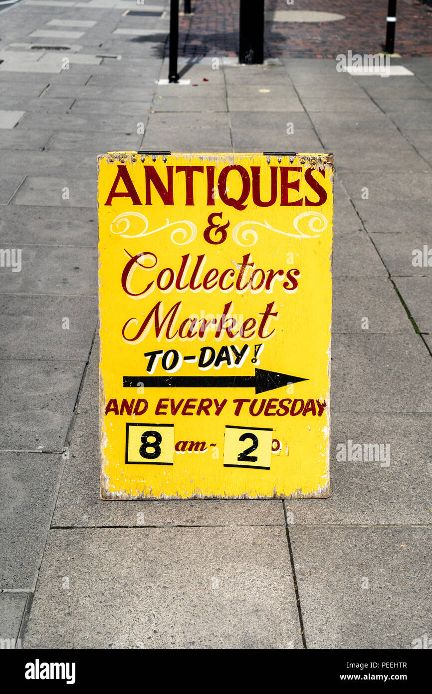Collectors sign hi-res stock photography and images - Alamy
