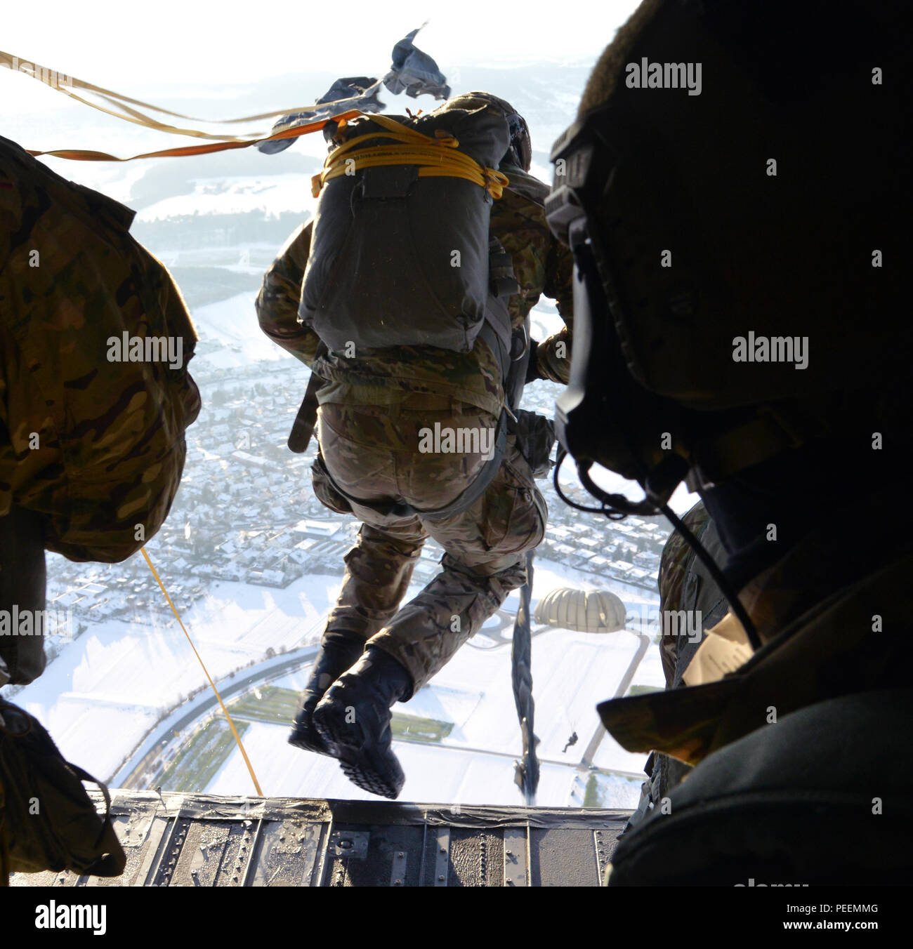 U.S. Soldier assigned to 1st Battalion, 10th Special Forces Group ...