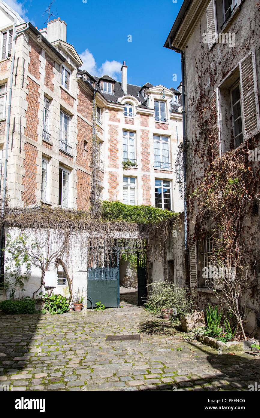 Entrance to an old Parisian house Stock Photo - Alamy