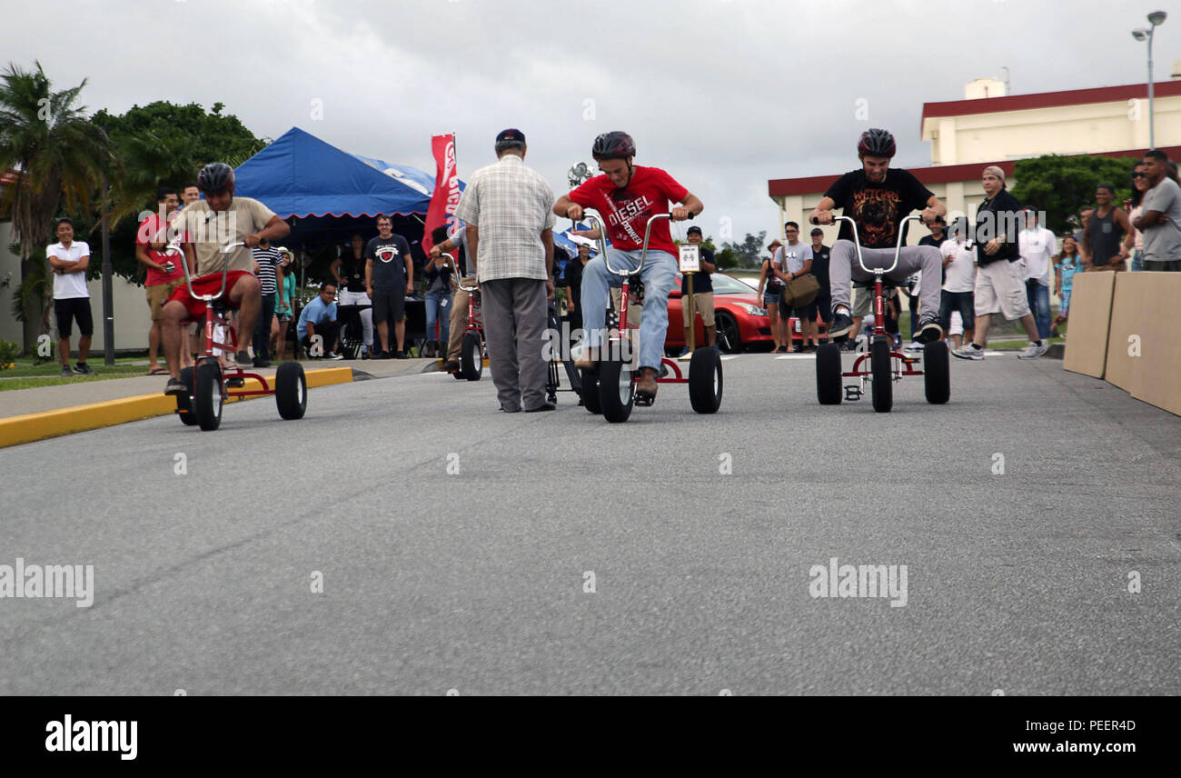 Tricycle race hi-res stock photography and images - Alamy