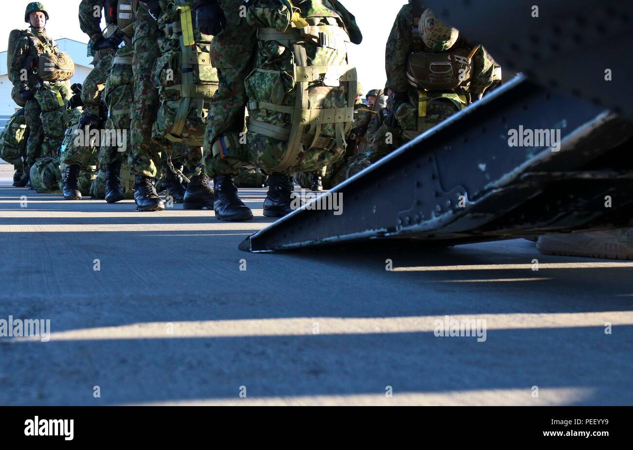 Japan Ground Self-Defense Forces from the 1st Airborne Brigade load an ...