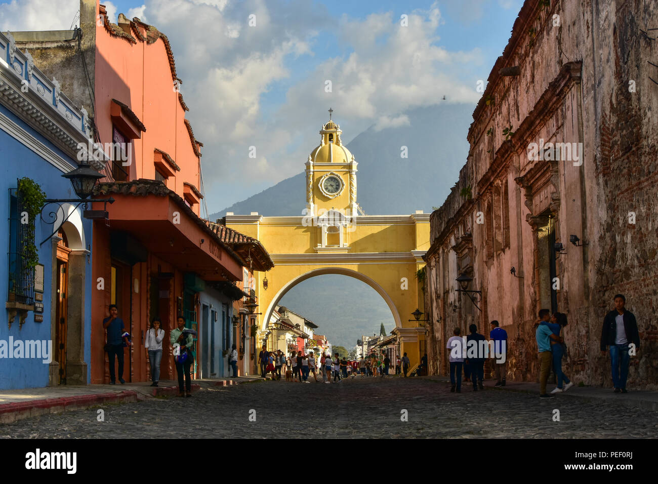 St Catarina Arc and Volcan de Agua, Antigua, Guatemala Stock Photo - Alamy