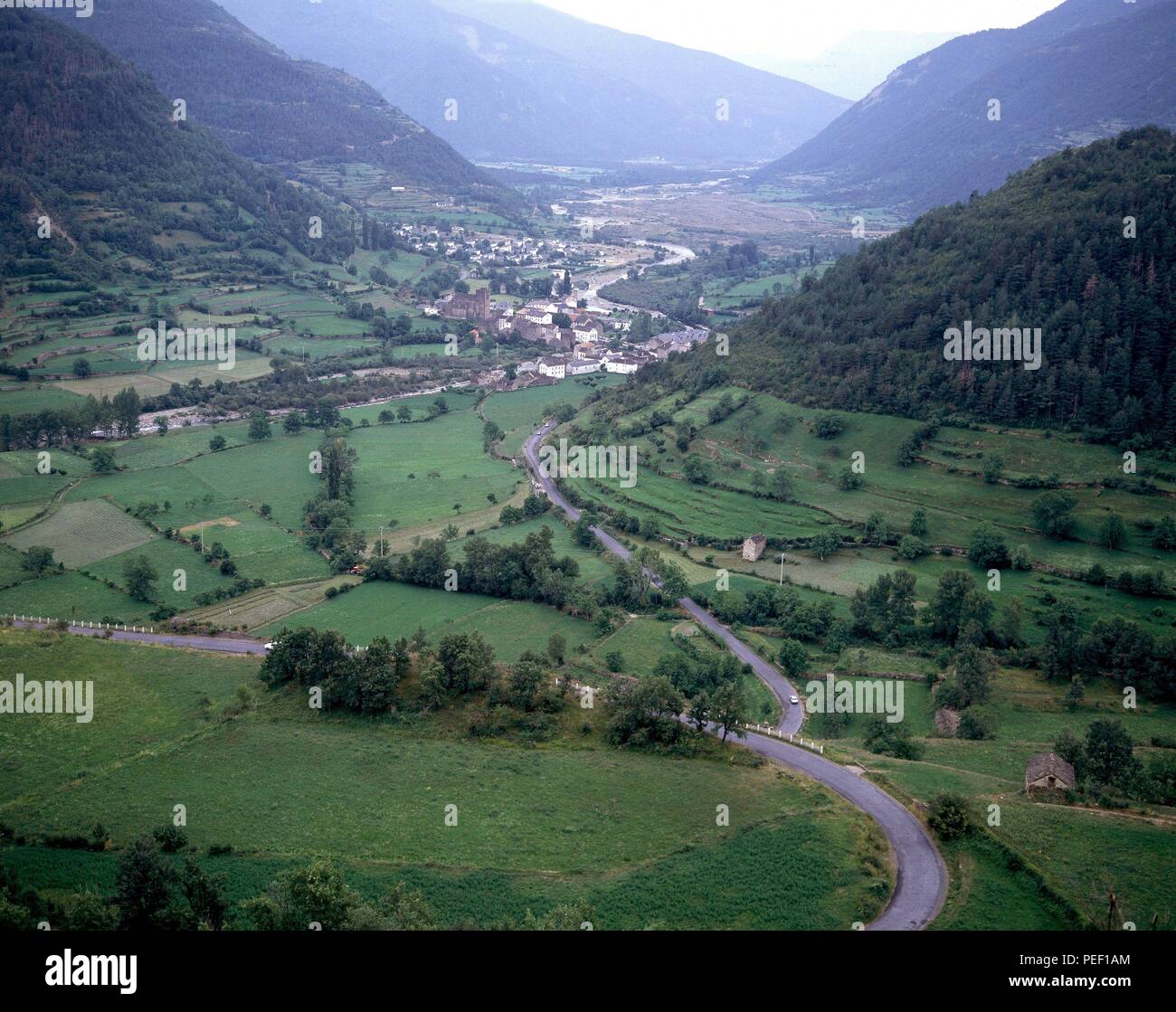 VISTA PANORAMICA DEL VALLE - AL FONDO EL PUEBLO. Location: EXTERIOR ...