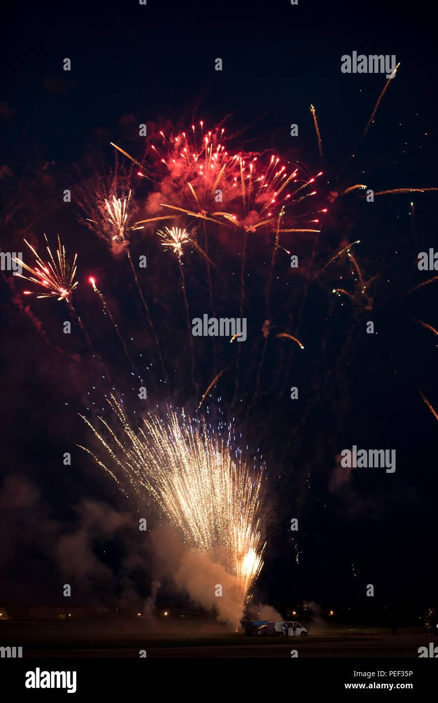 Gold fireworks hi-res stock photography and images - Alamy