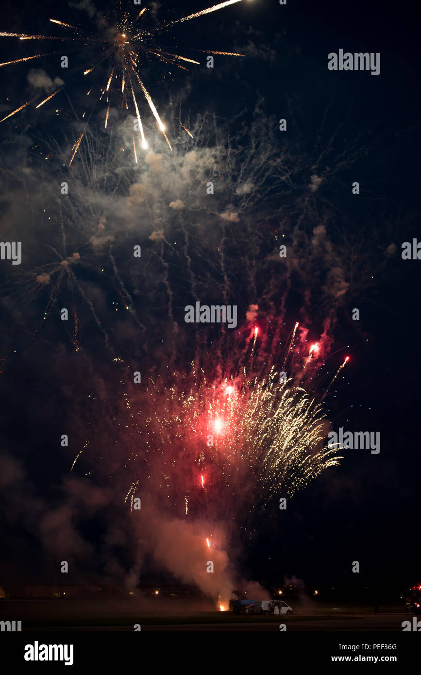 Red and gold fireworks Stock Photo - Alamy