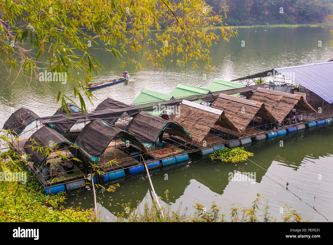 Raft restaurant hi-res stock photography and images - Alamy